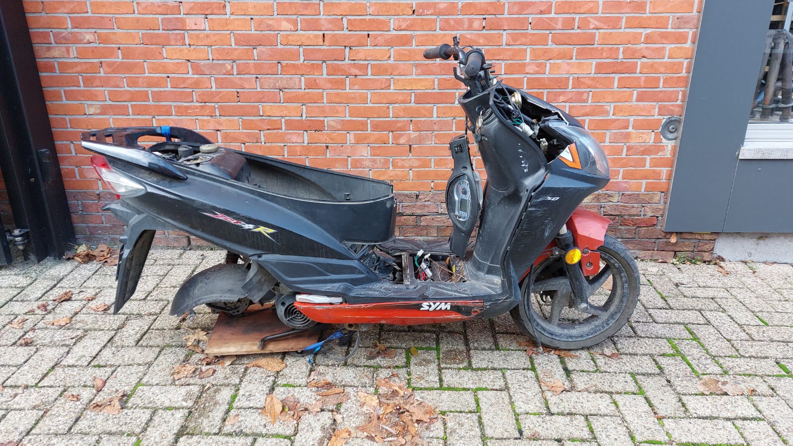 Scooter SYM JET 4R 50cc voor opmaak of sloop - Bikes2Bits